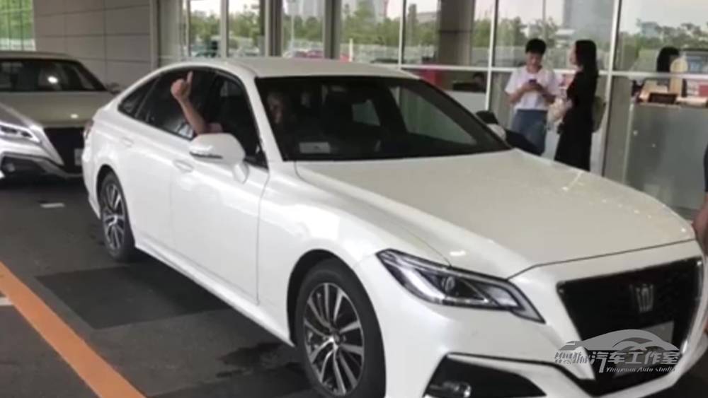 第十五代丰田皇冠海外试驾实拍 全面革新 重拾辉煌