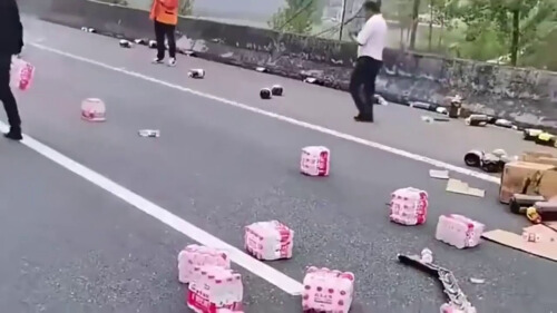 大货车在高速上翻车,结果一男子提着地上的矿泉水就走了