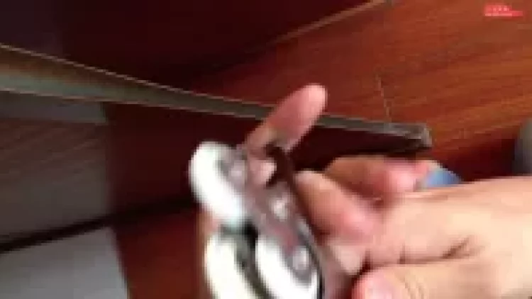 移门滑轮更换加水印