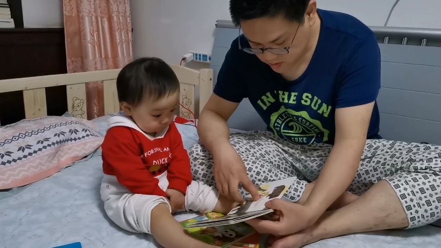 一岁半宝宝在听爸爸讲巧虎系列绘本 爱读书的宝贝 更爱模仿