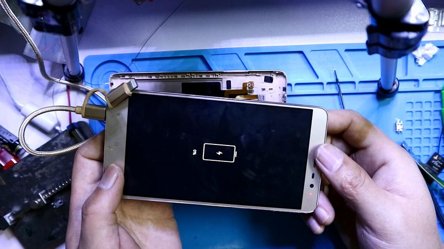 这个手机充不上电,拆机更换个零件,轻松修复