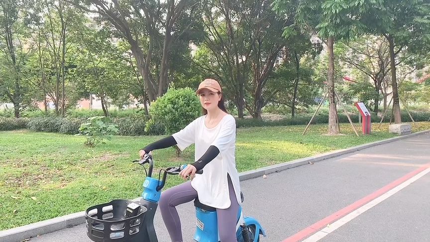 和姐姐一起学骑电动车,挺简单一下就会了,就是不知人多会不会慌