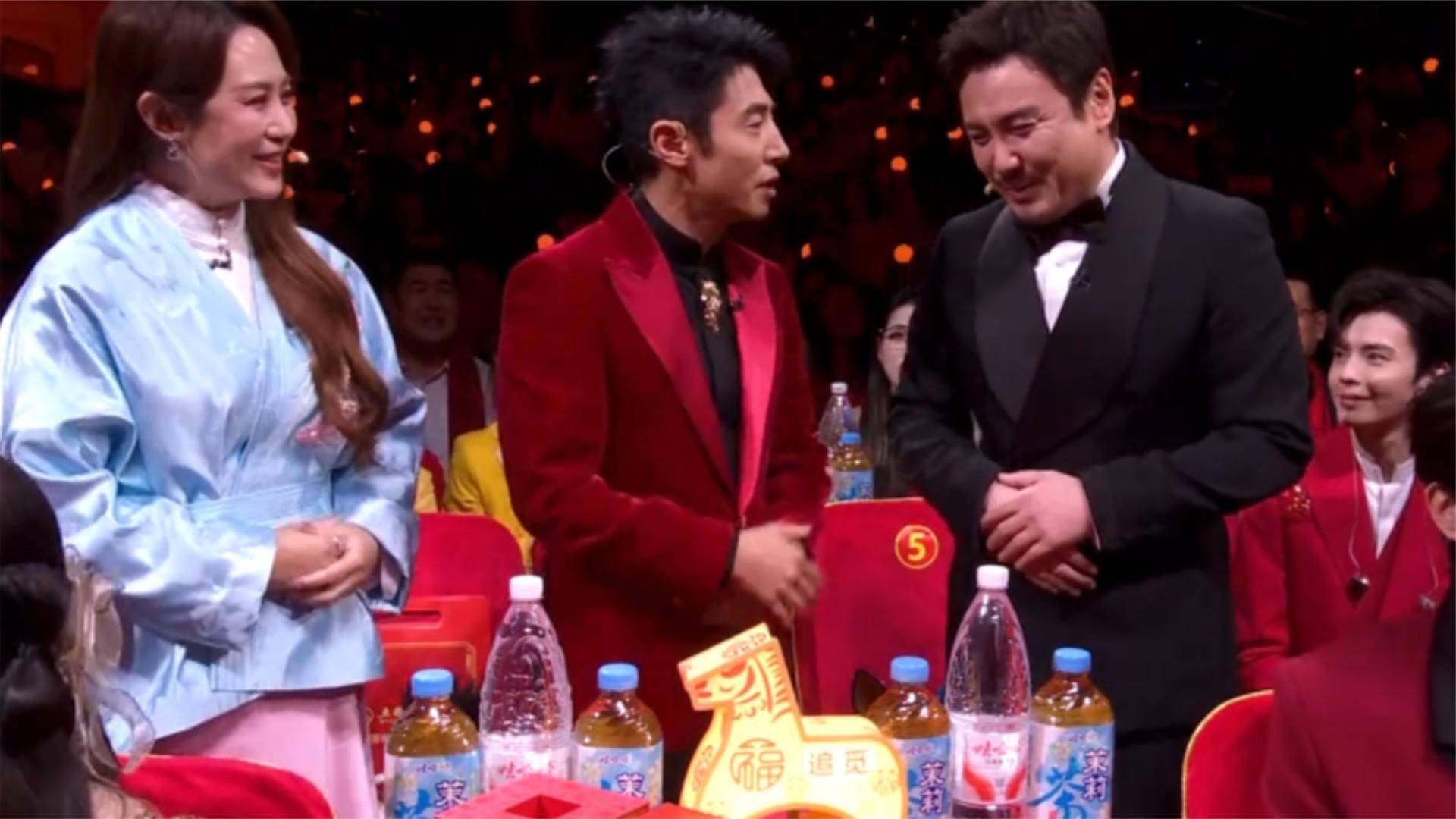 沈腾春晚说错词,撒贝宁倒吸一口气,网友:我以为他故意的!