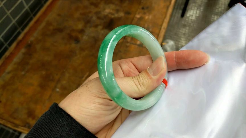 玉器中的天然翡翠手镯 绿花和兰花还是有区别