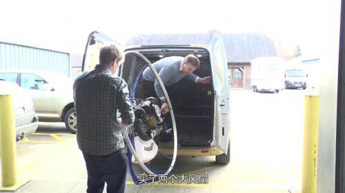 外国小伙自制简易飞行器,动力是俩大风扇,刹车变油门