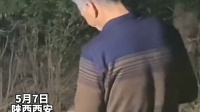 凌晨两点保安大叔一个人默默地准备着第二天做核酸用的器材