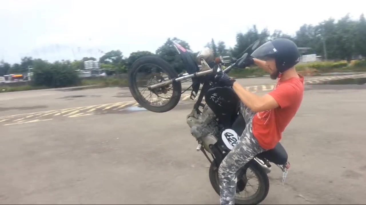 孤轮教学(就是后轮着地,前轮抬起的骑车方法)