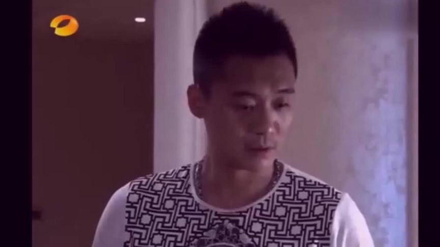 流氓看着醉倒的美女,着急的就把衣服脱了,这什么行为