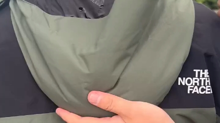 北面羽绒服衣服究竟能不能防水,快来看看大师的实验