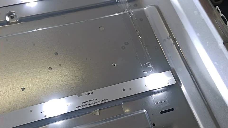 液晶电视灯条更换好,需要测试在装机