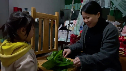 三岁萌娃想要养蚕,刚拿到手就被亲妈出了难题,看小可爱怎么解决