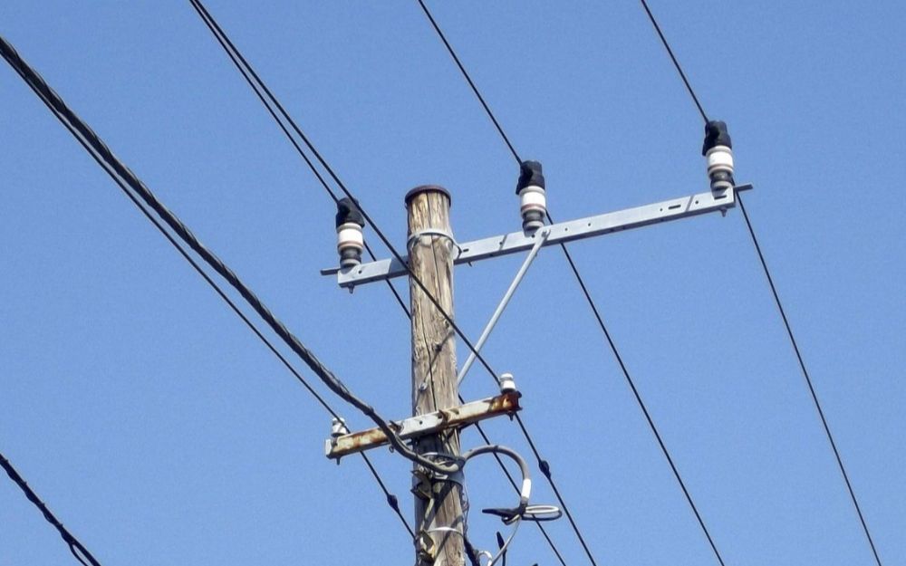 为什么电线杆上的金属支架是银色的?