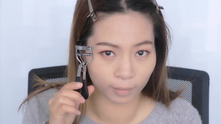 睫毛夹使用不正确,分分钟你会夹到自己的眼睛