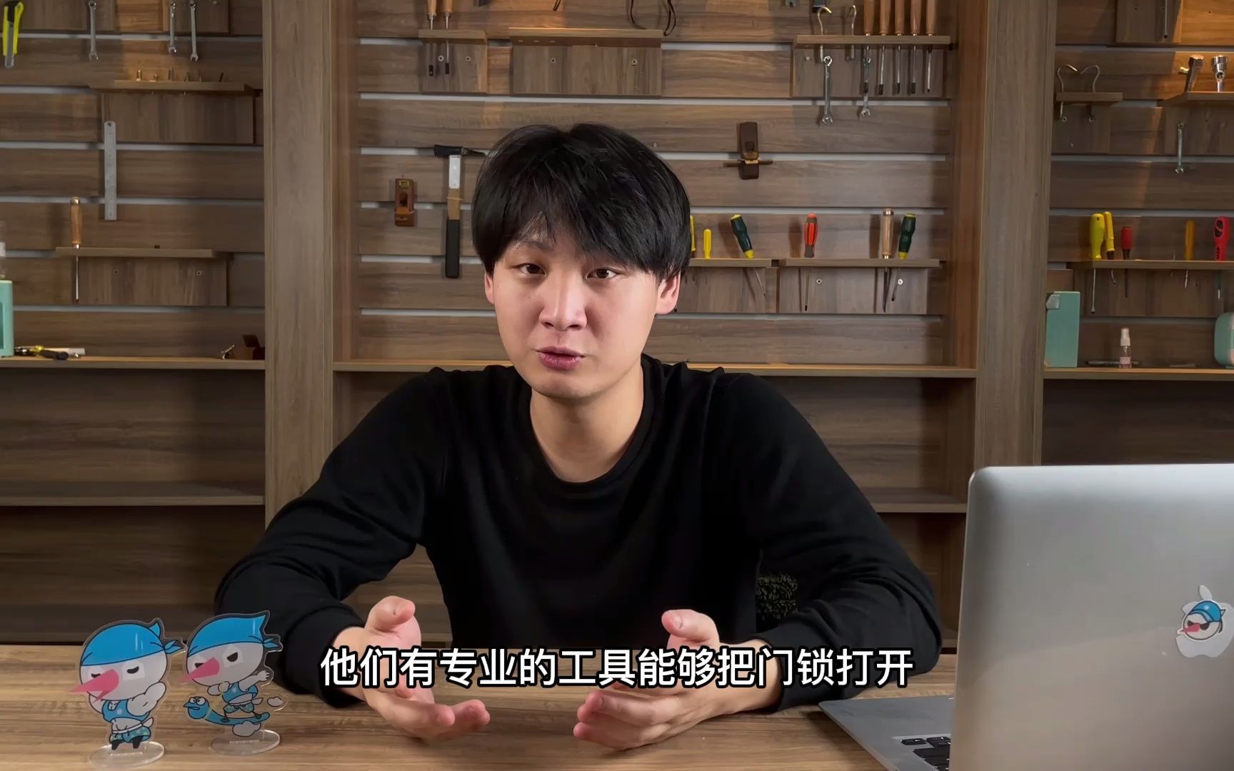 13.厕所门反锁了打不开怎么办