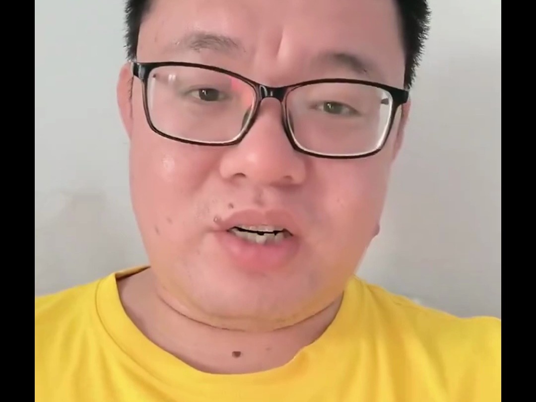 9月9日(发布)去年帝都一家五口送外卖家庭中的大儿子发视频称 因送...