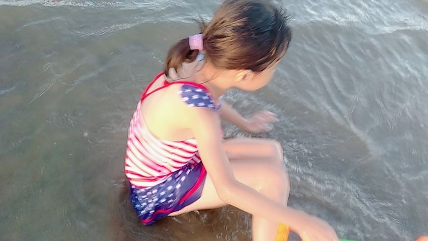 这小屁孩放假两天了,作业还没开始做,星期天回学校看你怎么办