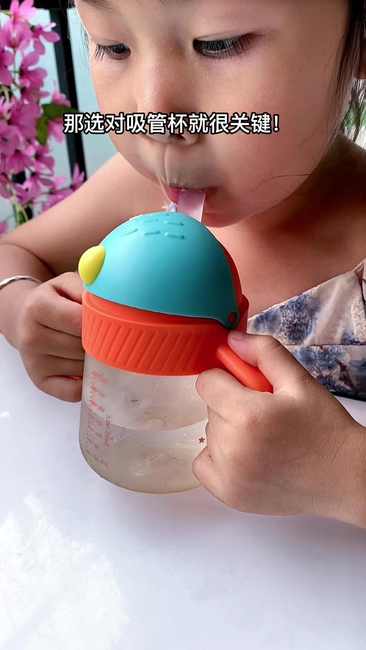 宝宝6个月添加辅食后就要用#吸管杯 喝水喝奶,长期用奶嘴对牙齿不好,...