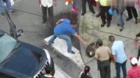 闹市恶狗打架, 咬死不松口, 围观群众们看不下去了!