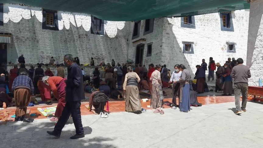 “磕长头”是藏传佛教信仰者最至诚的礼佛方式之一