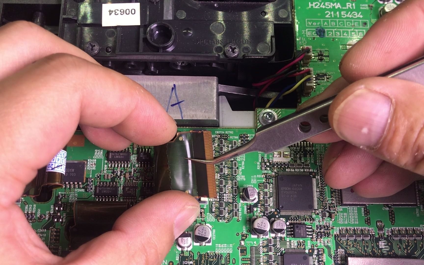 投影机花屏,排线断了,接了40条线!