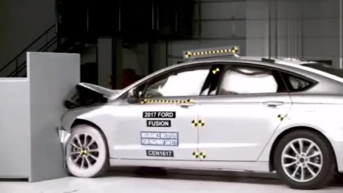 看看人家蒙迪欧和君越的碰撞测试,才知道美系车是真耐撞!