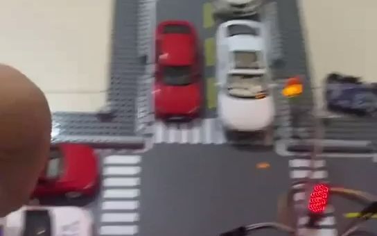 基于YOLO v3的智能车流量监测交通信号模型