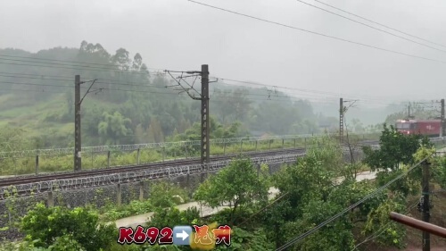 在倾盆大雨中,K692列车的旅程竟然让火车迷大吃一惊!