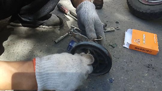 电动车后鼓刹拉不动回不到位,需要更换还是处理,这两步很关键