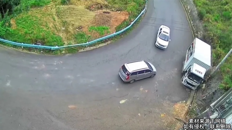 面包车礼让是对的?你看小轿车的雨刮器就知道怎么回事了
