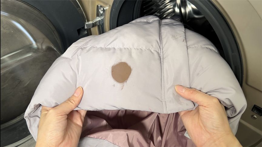 羽绒服染上油污?教你快速清洁好方法,5分钟轻松干净,实用