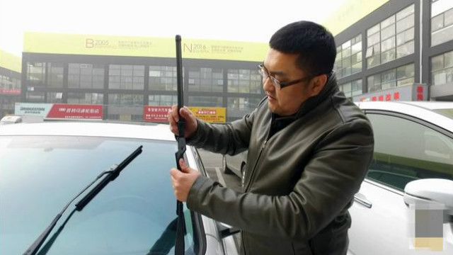 换雨刮片去4S店?贵!浪费时间!老司机灵犀说说自己动手怎么换