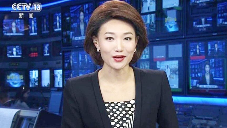 新闻联播的主持人不用低头念稿,而是面对镜头,不怕播错吗?