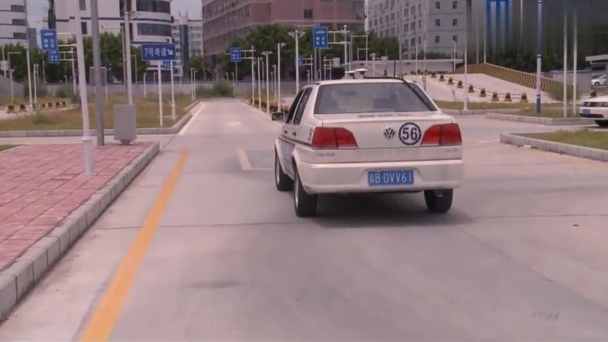 老司机演示倒车入库,新手可以先看看!