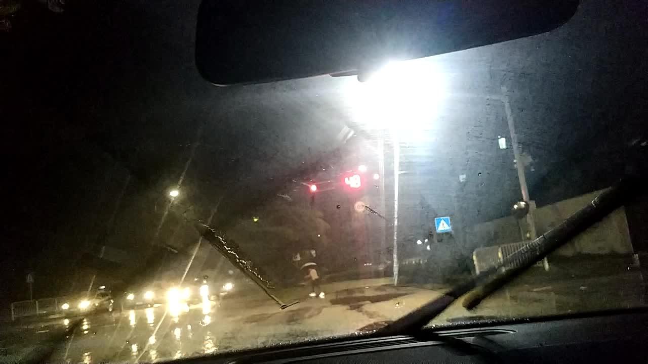 昨天大雨,雨刮器一回刮就和玻璃哒哒哒响。你们奔驰新车都这样吗?我...