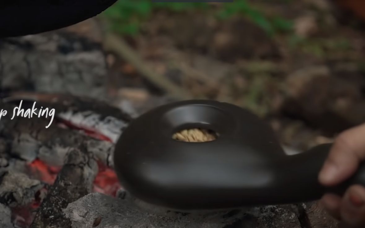 在印尼的丛林里用篝火和手摇陶制烘焙锅来烘一锅咖啡豆,并马上冲煮...