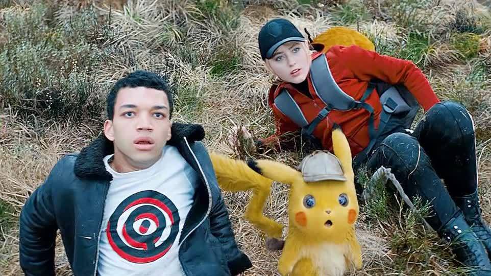 为了躲避掉落的巨石,几人只能在大树中跳跃!电影:大侦探皮卡丘