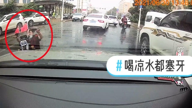 女子推电动车失控撞上汽车起身就走车主:你别走啊