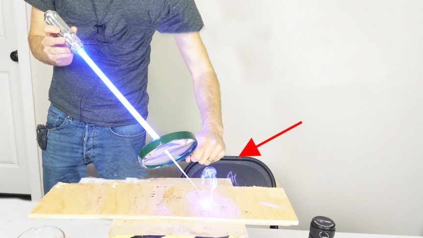 用放大镜将激光放大，威力有多大？牛人亲测，结果让人震撼！