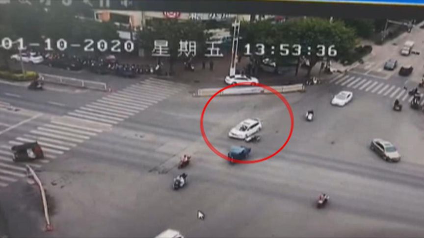 福州一轿车沿路冲撞多辆电动车致1死9伤 肇事驾驶员已被控制