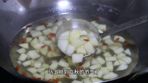 三伏天气炎热,给孩子做一道冰糖梨水,清凉解暑又好喝!