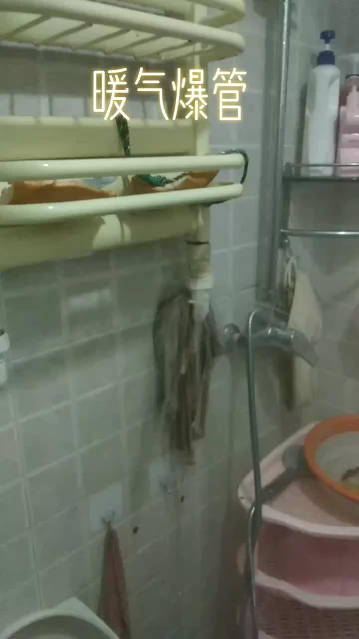 暖气管漏水,装修改暖气必须找专业工人,管材质量要好,施工工艺要高,...