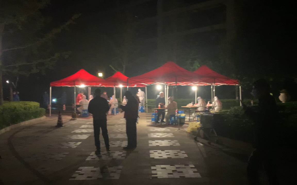 ...保安门铃叫醒核酸检测,此时小区已被划为管控区不得外出,于是开启暂...