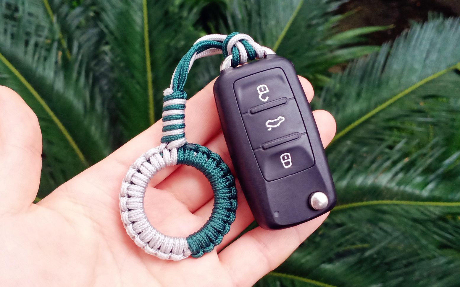 双色极简汽车钥匙扣、包包挂件手工编法分享