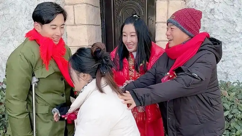 结婚当天新郎测试新娘一家
