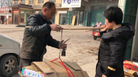 农村废纸箱涨价了,多少钱一斤?收纸箱的大爷说出价格,有多贵