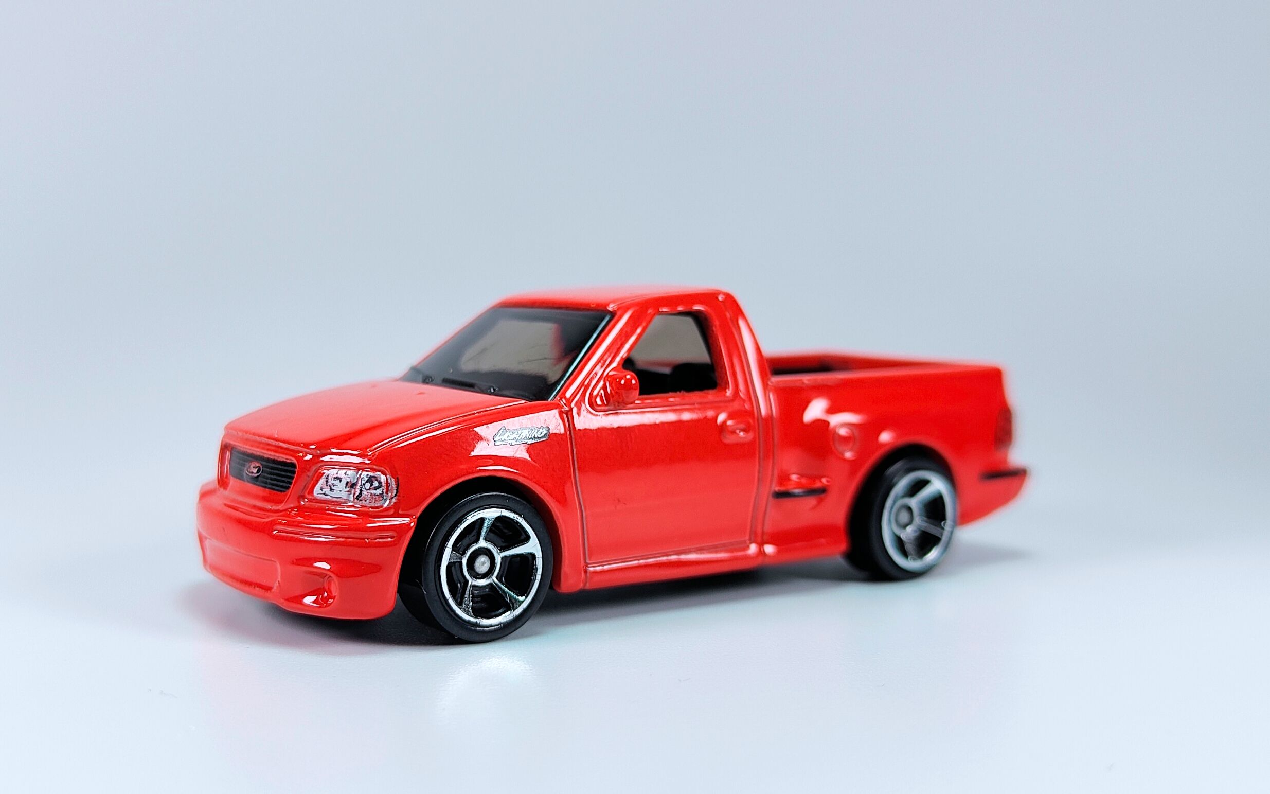 一分钟玩具开盒-风火轮普卡福特FORD F-150 SVT LIGHTNING 开盒...