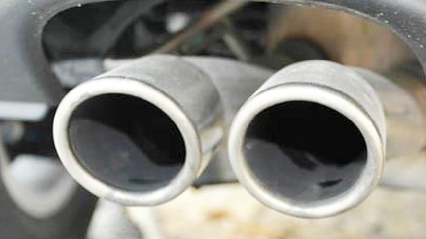 排气管很黑 滴水都是黑的有问题吗?