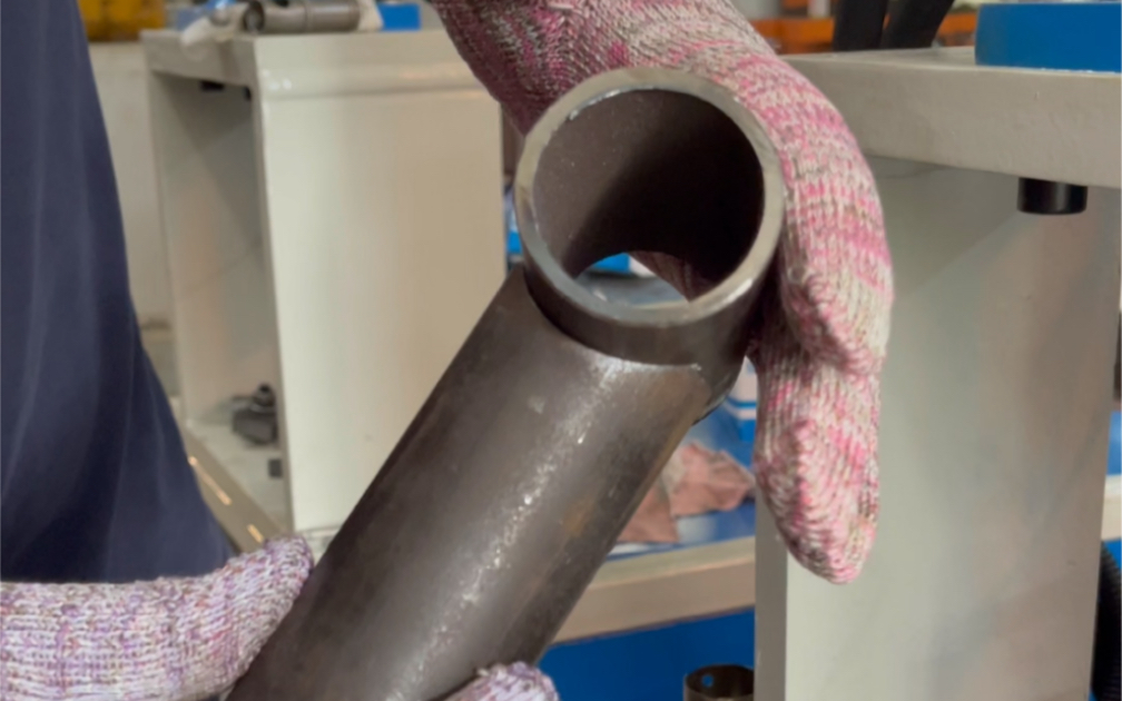 48圆铁管3.7厚冲平弧口对接48圆管机械模具展示