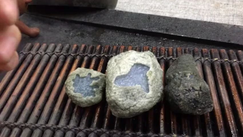 翡翠原石的黄雾白雾表皮