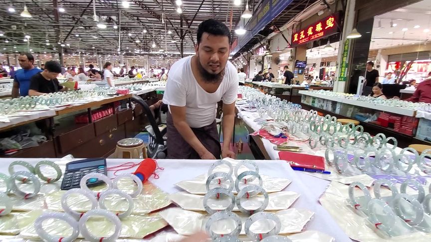 翡翠早市淘翡翠手镯,听了缅甸商家的报价,小伙掉头就走